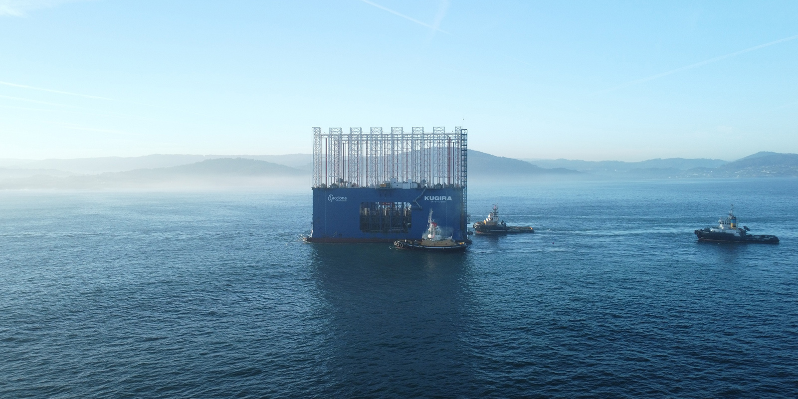 The world's largest caisson dock arrives at the outer port of A Coruña